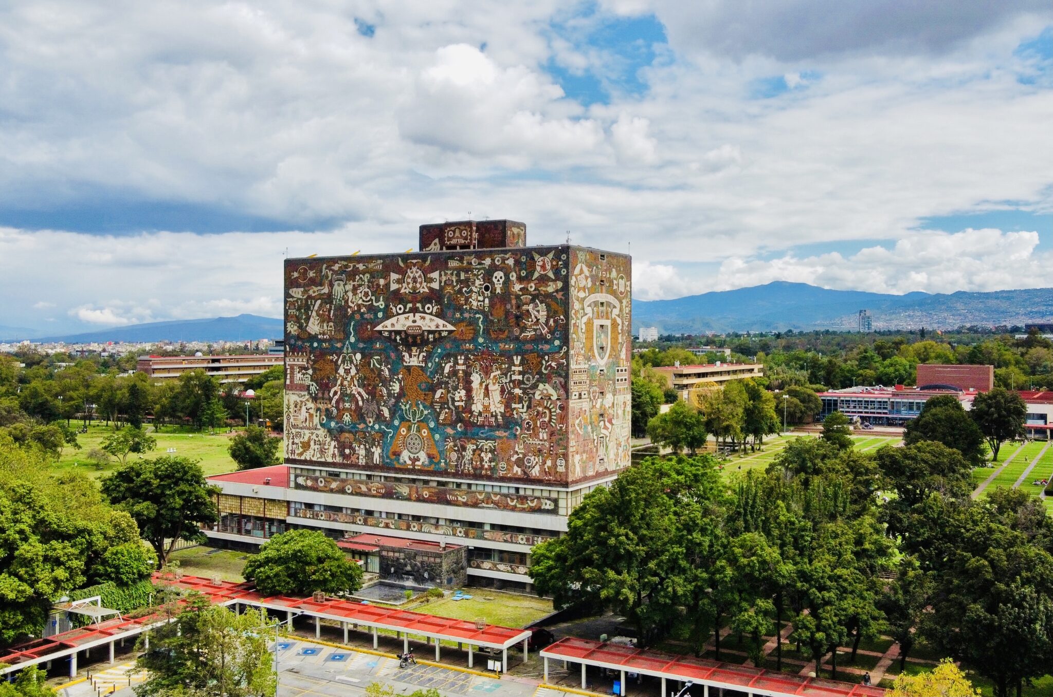 Qué oferta académica y servicios ofrece Unitec Campus León Gto