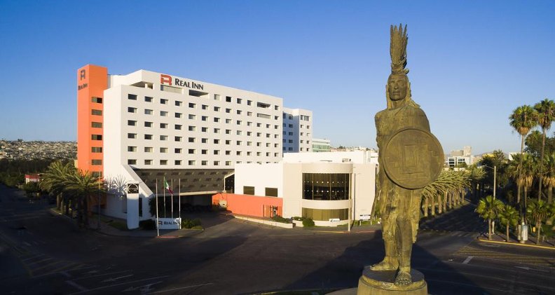 Dónde se encuentra el Real Inn en Zona Río y qué servicios ofrece