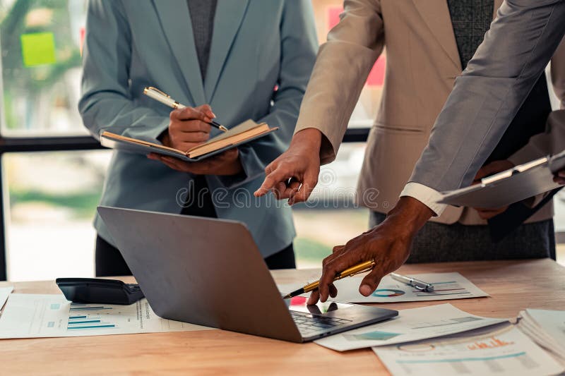 Gestionar una empresa es igual que administrar una empresa