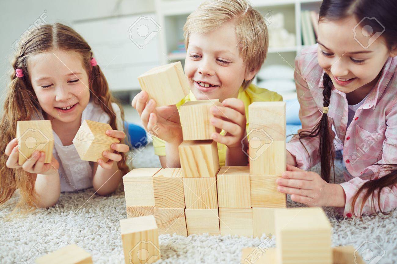 Qué beneficios ofrece un cubo de madera didáctico para los niños